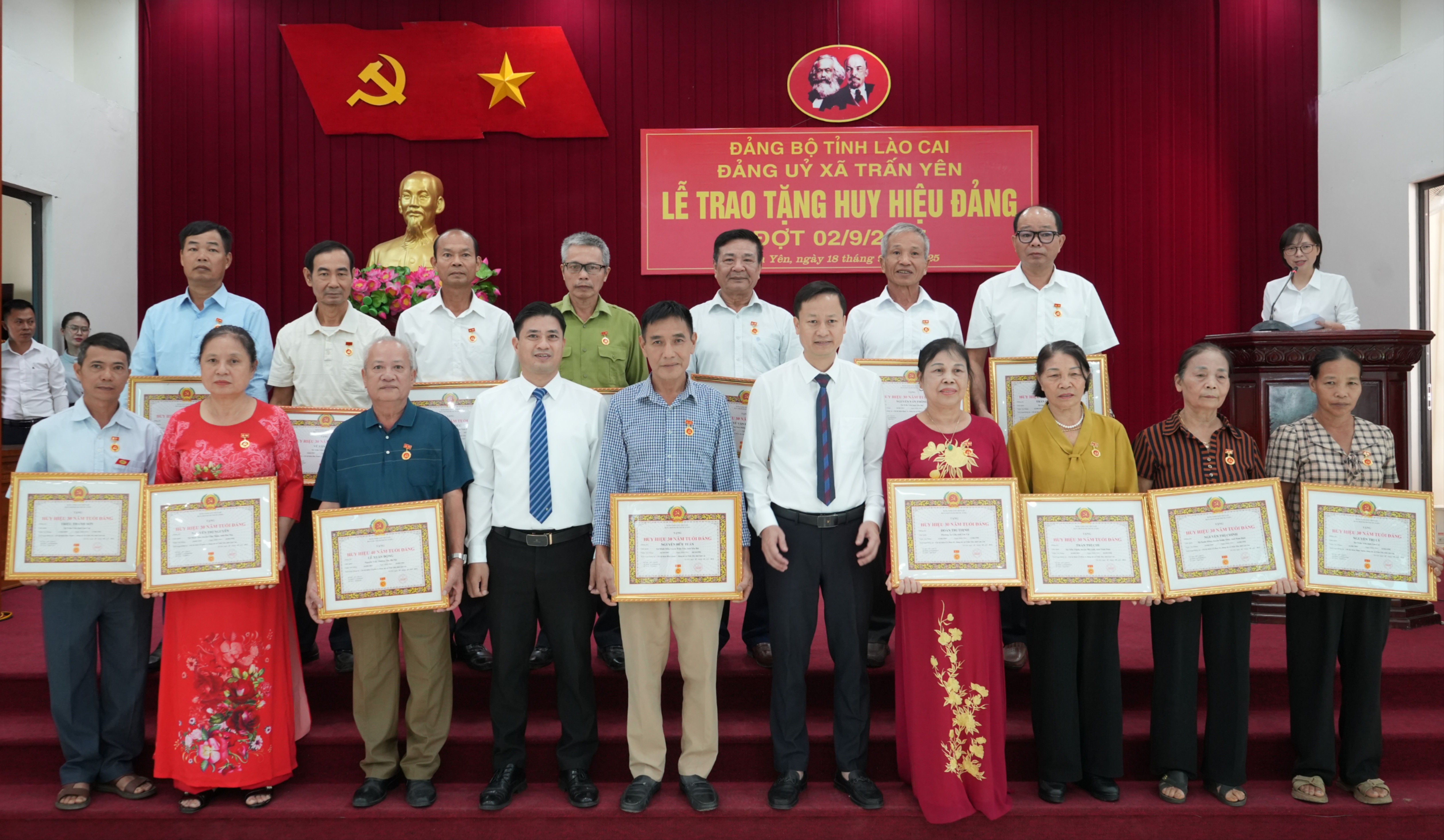 Đảng ủy xã Trấn Yên trao Huy hiệu Đảng cho 61 đảng viên | Báo Lào Cai điện tử