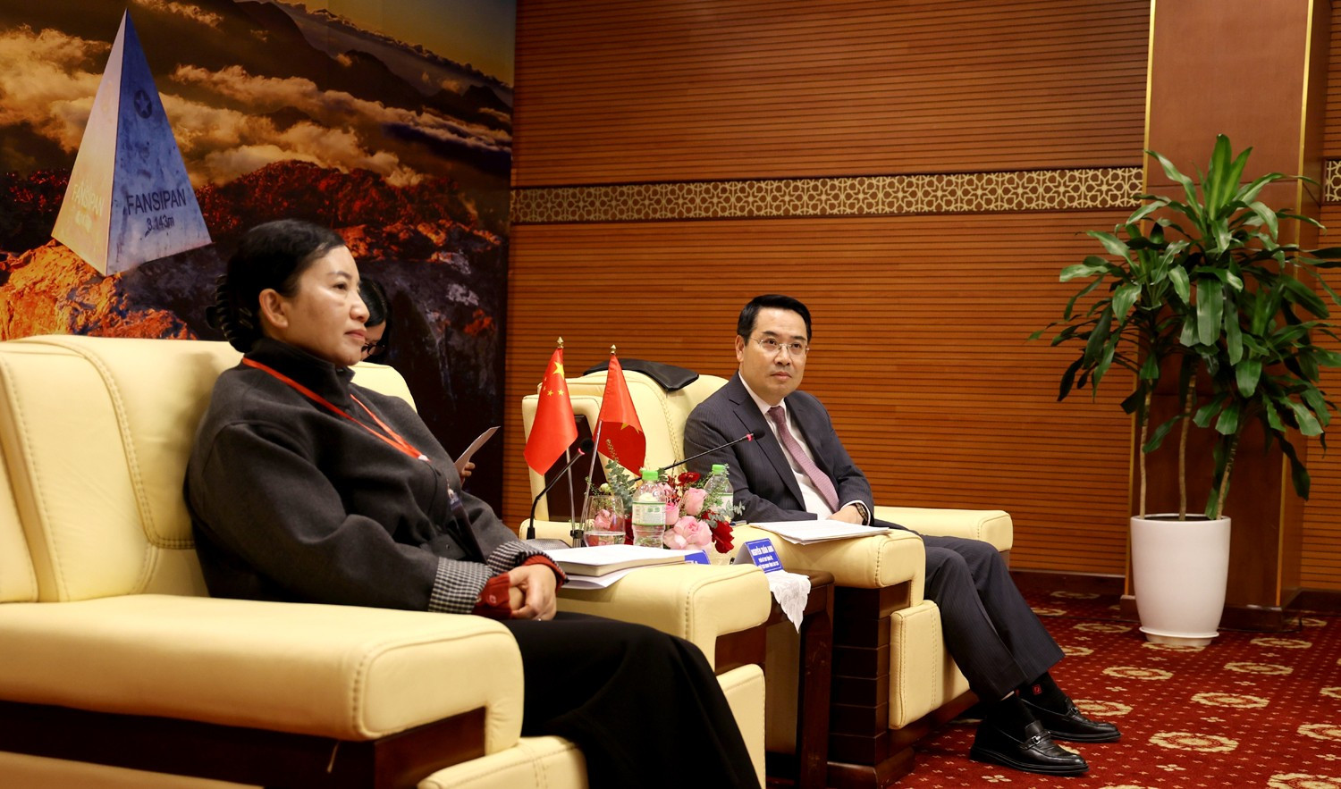 Chairman of the Provincial People's Committee Nguyen Tuan Anh received the delegation of Hong Ha ...