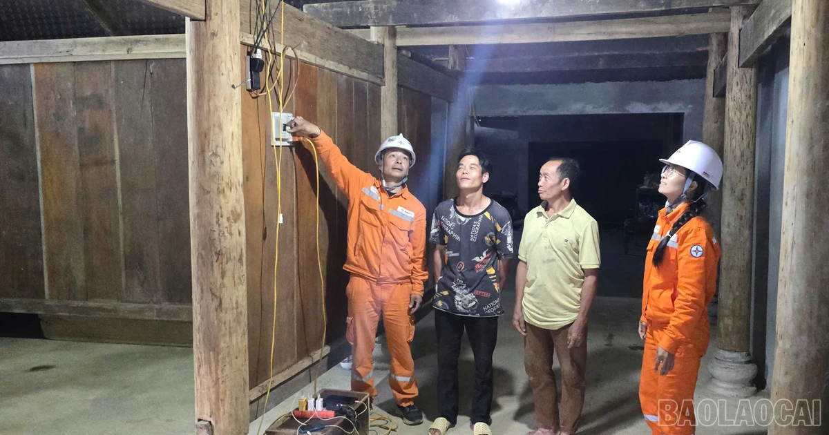 Đóng điện cho khu tái định cư Láo Vàng