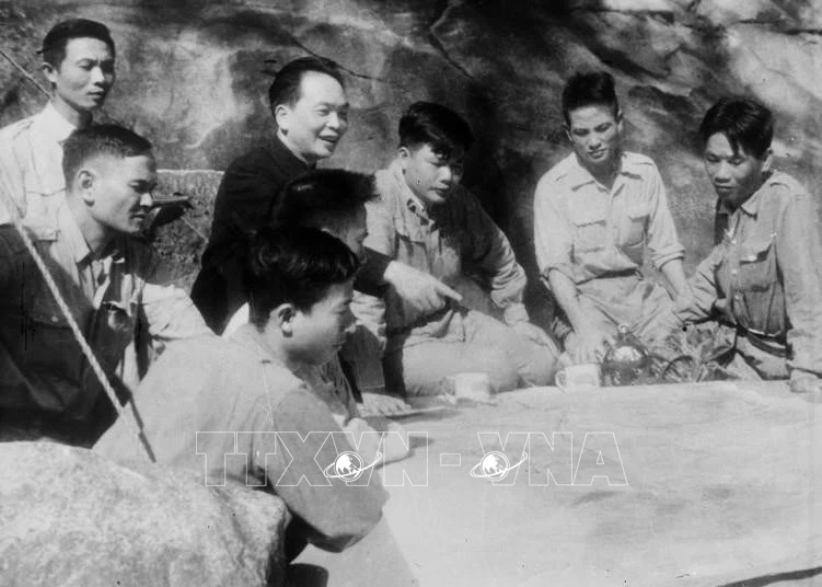 Chiến dịch Điện Biên Phủ: Ngày 10/4/1954, ta tiếp tục củng cố và phát triển trận địa tiến công ...