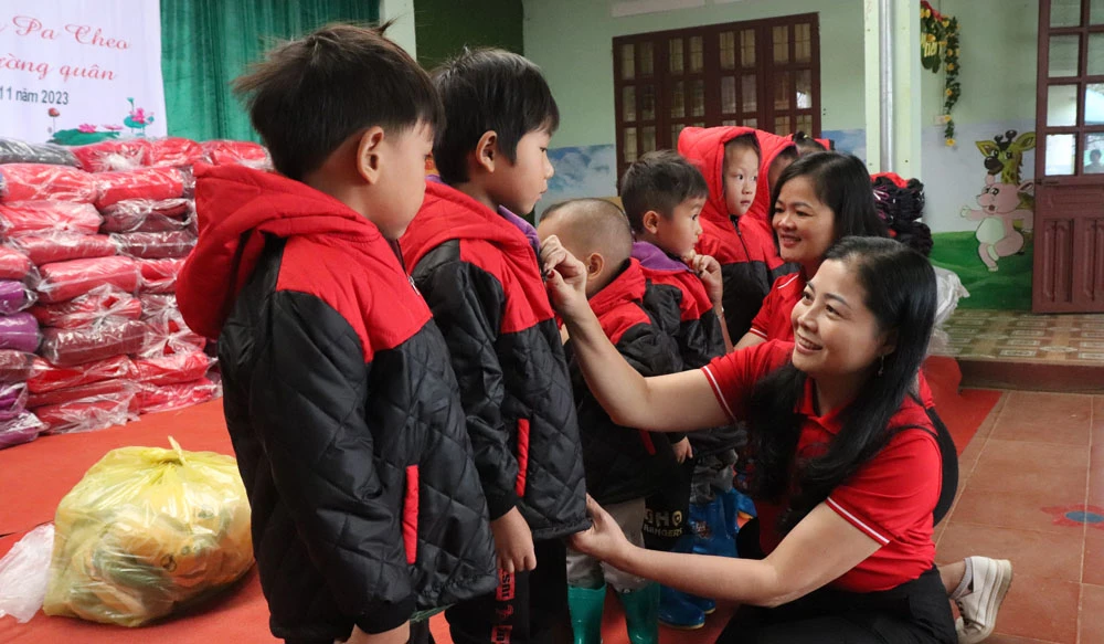Nhiều phần quà ý nghĩa dành tặng học sinh Pa Cheo | Báo Lào Cai điện tử