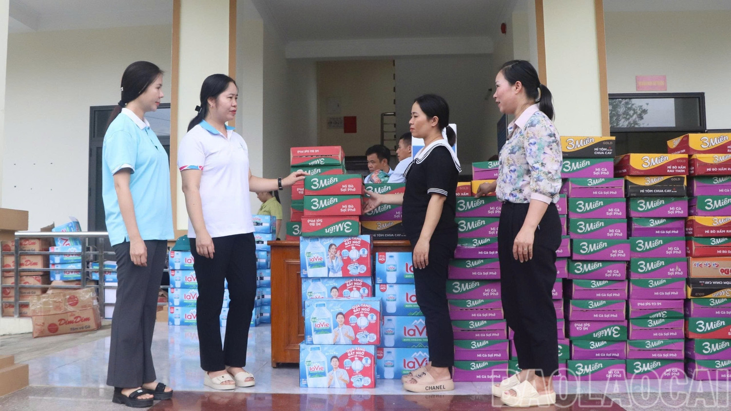 Hội LHPN tỉnh thăm, tặng quà người dân bị ngập lụt ở phường Nam Cường ...