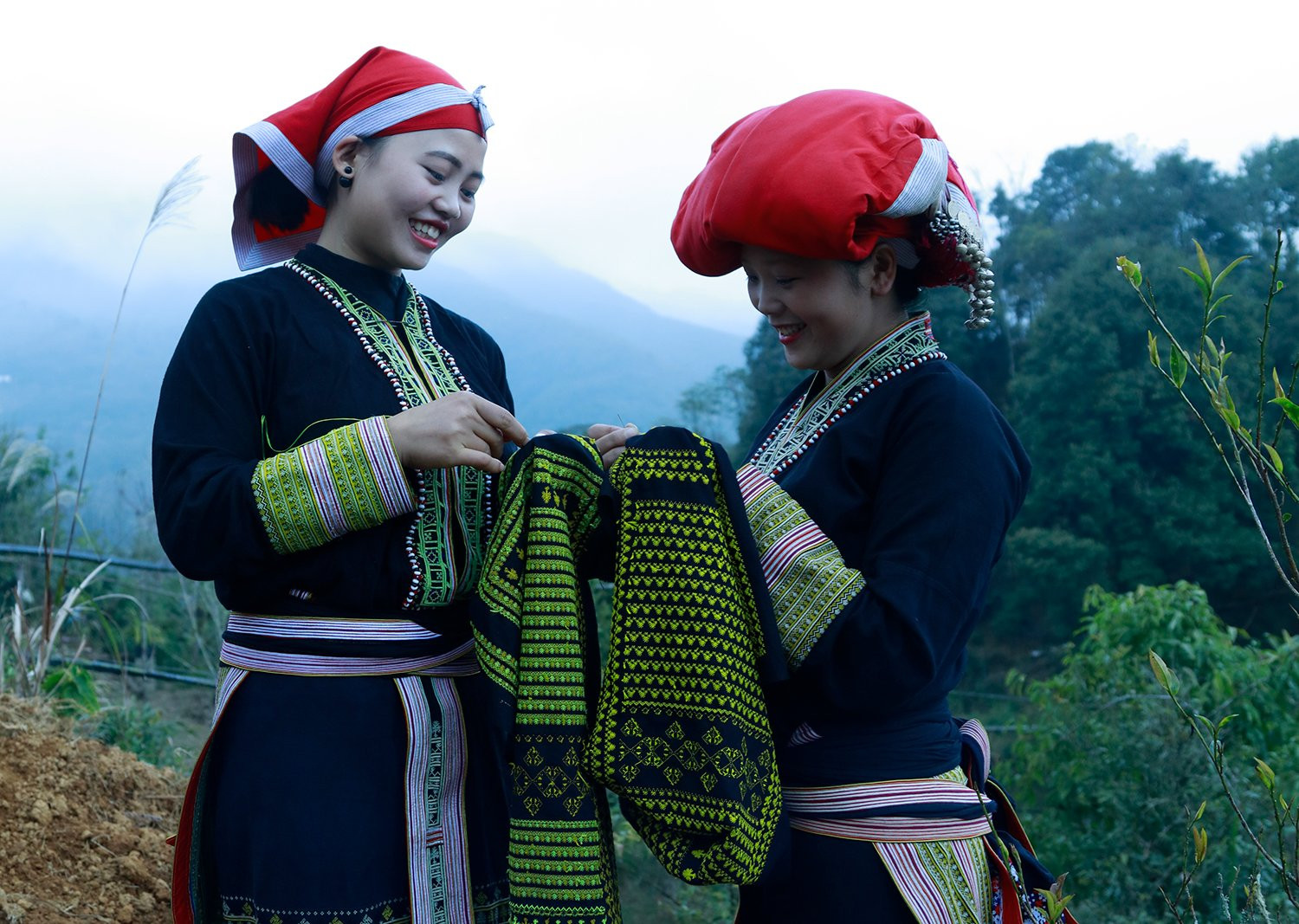 Nét đẹp trang phục người dân tộc Dao đỏ | Báo Lào Cai điện tử