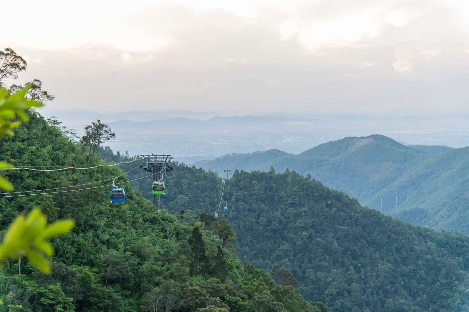 Free round-trip cable car for visitors to Ngoa Van Yen Tu to worship ...