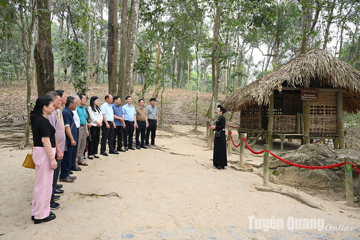 Đoàn đại biểu Quốc hội các khóa tỉnh Lào Cai dâng hương tại Khu di tích Quốc gia đặc biệt Tân ...