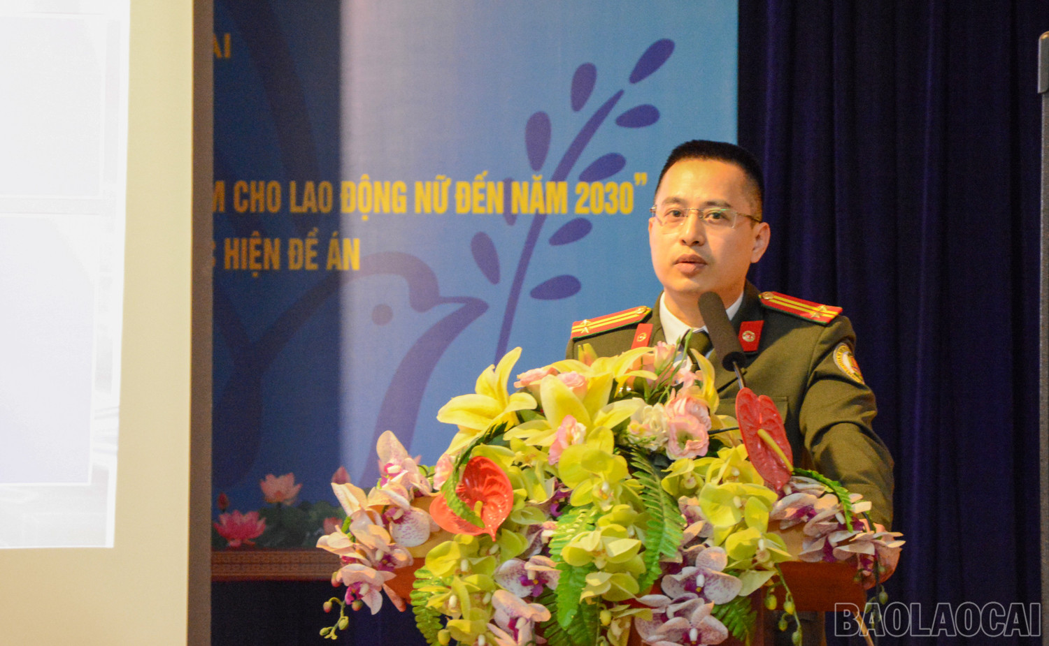 90명이 넘는 여성 회원들에게 출입국 관리법에 대한 정보를 제공했습니다.
